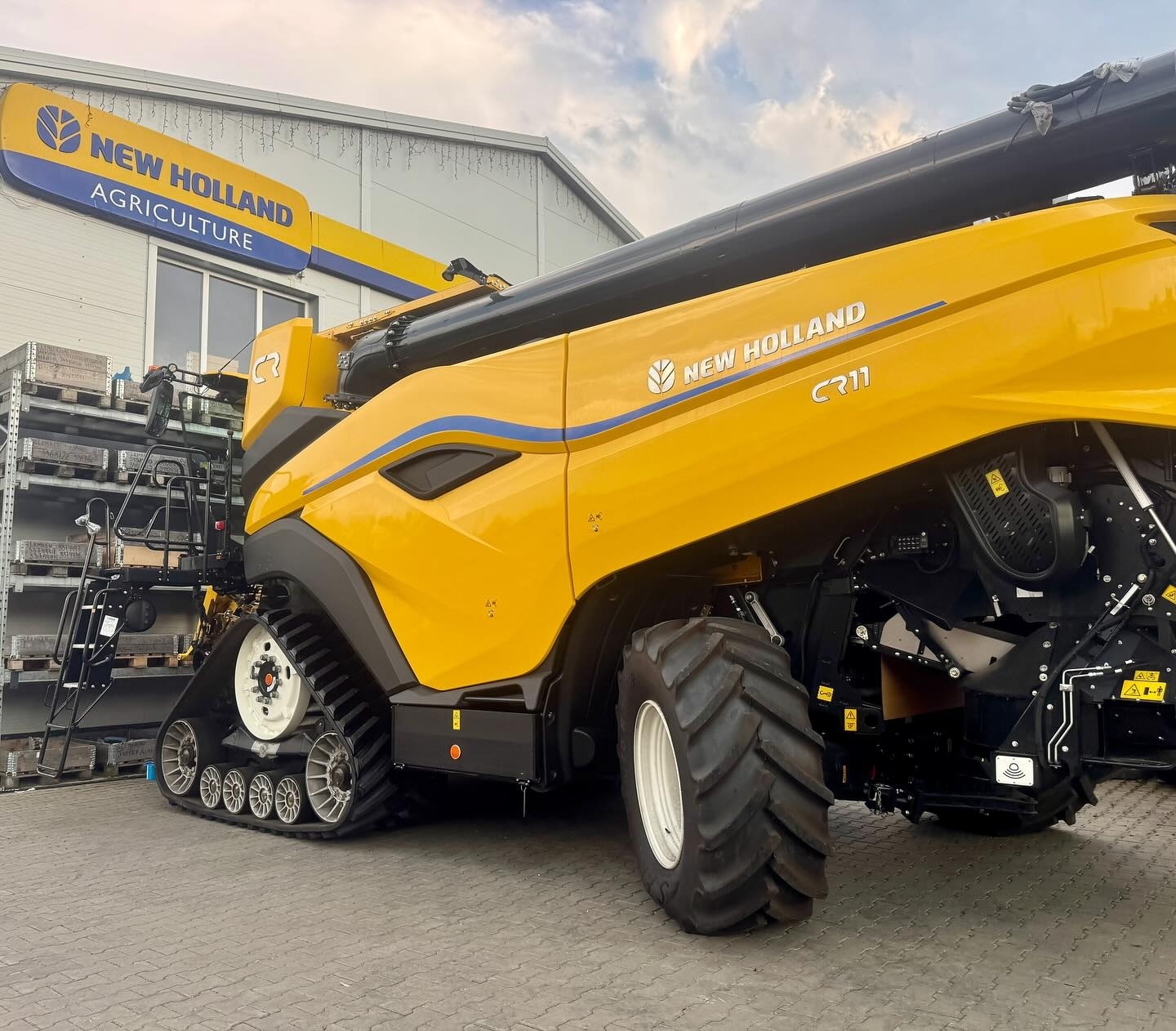 Агротерра озвучила ціну на перший в Україні комбайн New Holland CR11 — Біржа сільгосптехніки ...