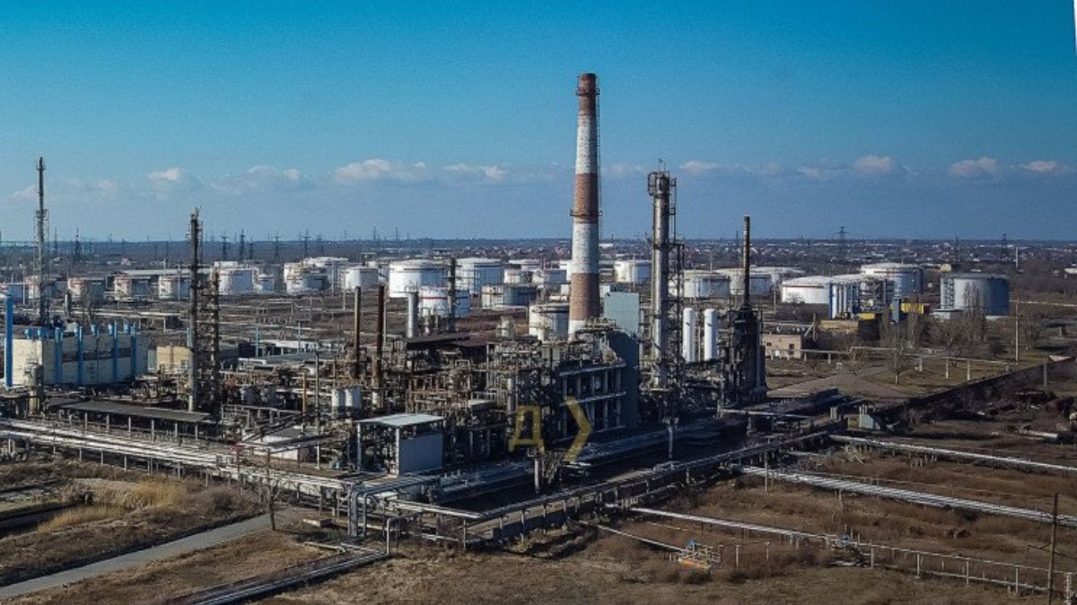 Російські окупанти обстріляли Одеський нафтопереробний завод та ...