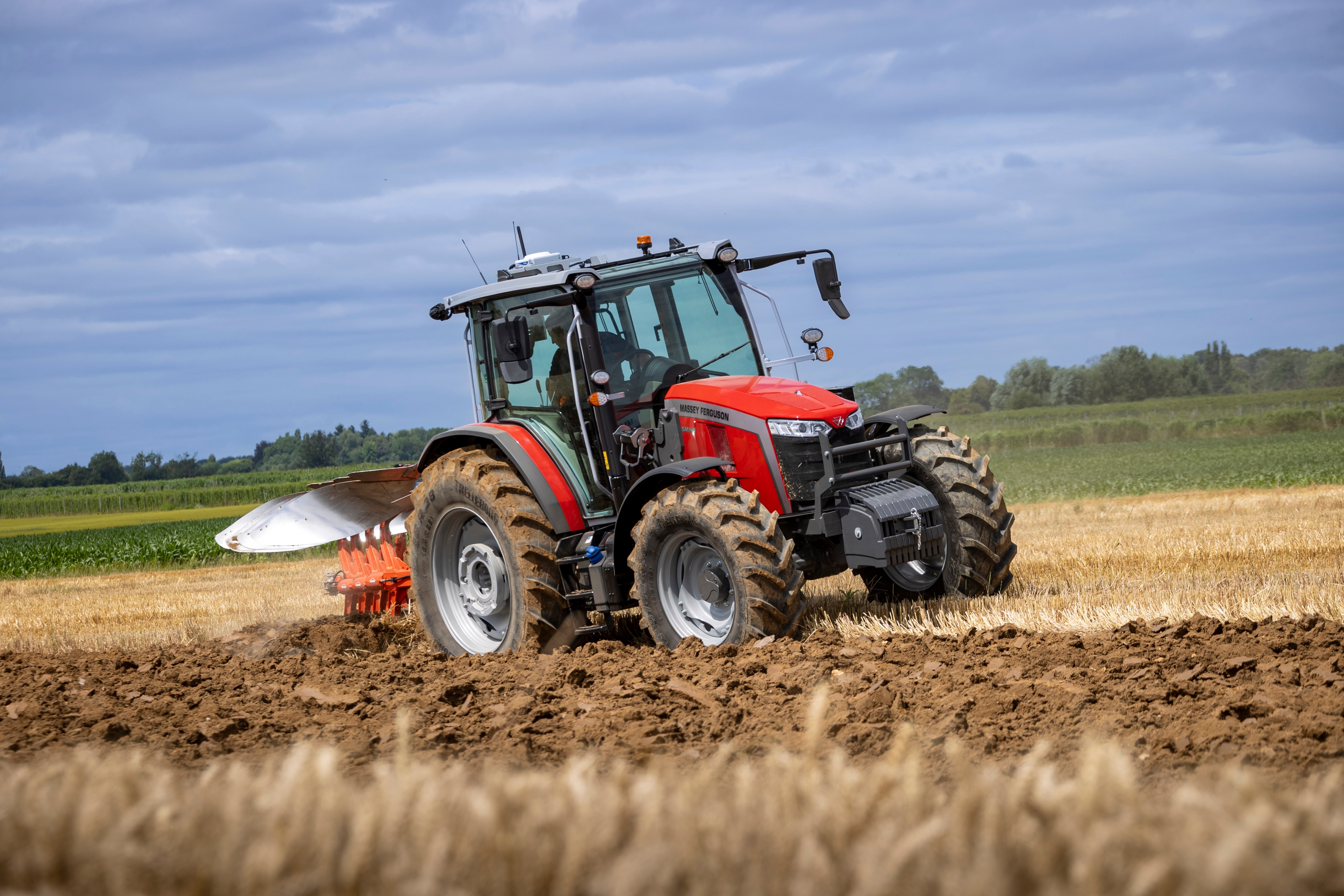 Цьогоріч в Україні з’явиться нова лінійка тракторів Massey Ferguson 5M ...