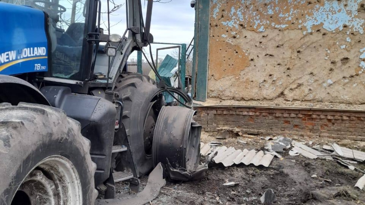 На Сумщині рαшиcτи із мінометів обстріляли господарство пошкоджено трактор Новости Section