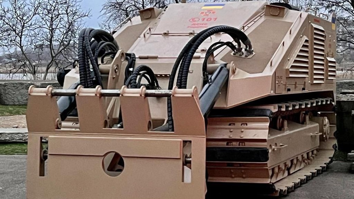 Говард Баффет передав для України броньовані комплекси для механічного ...